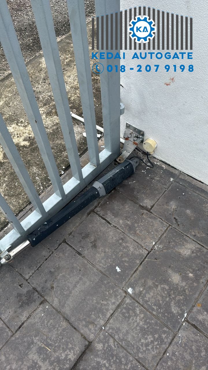 Is Your Gate Not Closing Properly on One Side? Urgent Repair Available ...